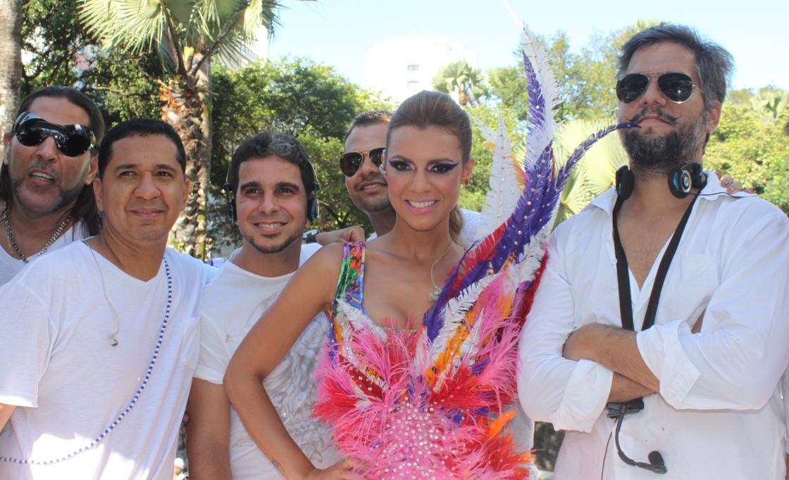 #Carnaval2015: Em ritmo de estreia e vestida de pássaro Vina Calmon ...